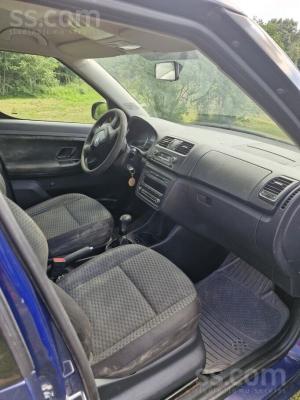 Blue Skoda Roomster 2012 in Tukums, with an engine capacity of 1.60 L and mileage of 332 thousand km for 2030 €, photo 6 on AUTOMOTO.COM.LV