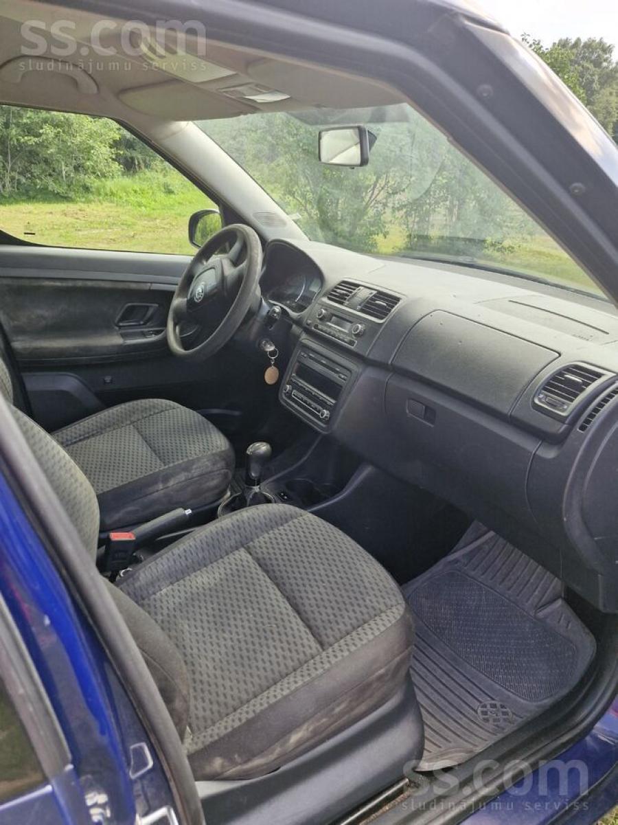 Blue Skoda Roomster 2012 in Tukums, with an engine capacity of 1.60 L and mileage of 332 thousand km for 2030 €, photo 6 on AUTOMOTO.COM.LV