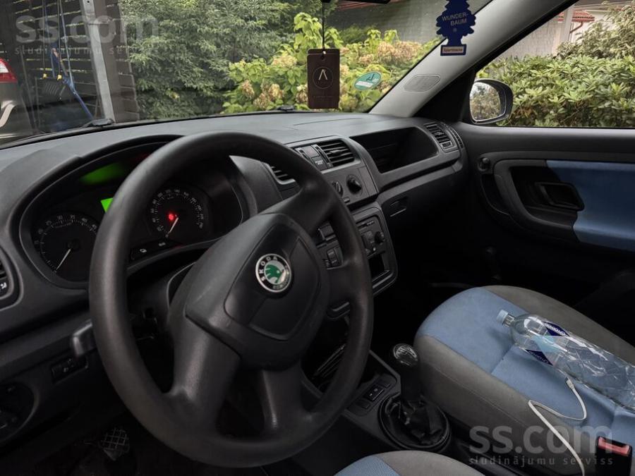 Blue Skoda Roomster 2011 in Riga, with an engine capacity of 1.60 L and mileage of 270 thousand km for 2200 €, photo 8 on AUTOMOTO.COM.LV