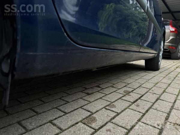 Blue Skoda Roomster 2011 in Riga, with an engine capacity of 1.60 L and mileage of 270 thousand km for 2200 €, photo 7 on AUTOMOTO.COM.LV