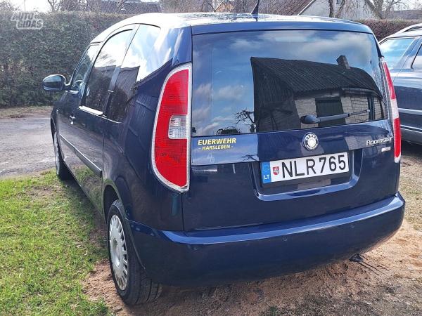 Blue Skoda Roomster 2009 in Mazeikiai, with an engine capacity of 1.90 L and mileage of 299 thousand km for 2900 €, photo 9 on AUTOMOTO.COM.LV
