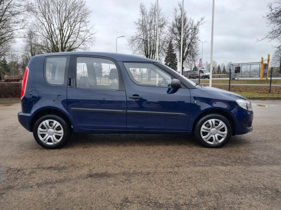 Blue Skoda Roomster 2012 in Riga, with an engine capacity of 1.20 L and mileage of 247 thousand km for 3370 €, photo 6 on AUTOMOTO.COM.LV
