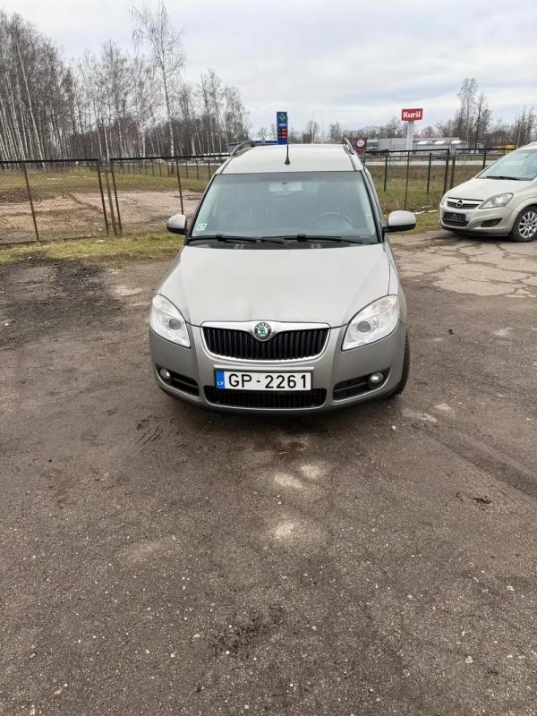 Brown Skoda Roomster 2007 in Riga, with an engine capacity of 1.40 L and mileage of 285 thousand km for 1800 €, photo 1 on AUTOMOTO.COM.LV