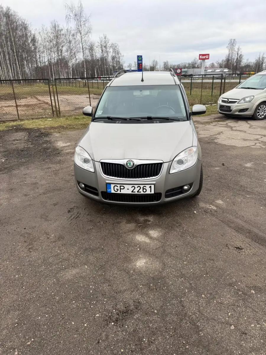 Brown Skoda Roomster 2007 in Riga, with an engine capacity of 1.40 L and mileage of 285 thousand km for 1800 €, photo 1 on AUTOMOTO.COM.LV