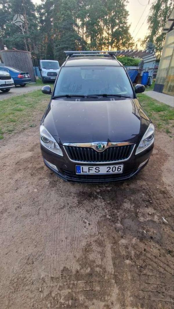 Brown Skoda Roomster 2011 in Vilnius, with an engine capacity of 1.60 L and mileage of 261 thousand km for 2500 €, photo 1 on AUTOMOTO.COM.LV