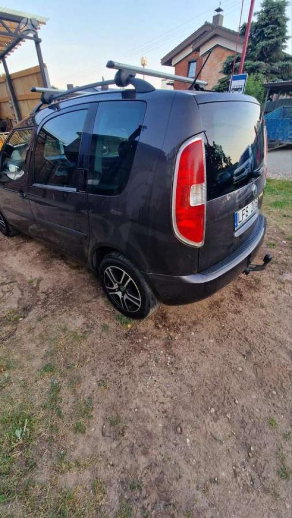 Brown Skoda Roomster 2011 in Vilnius, with an engine capacity of 1.60 L and mileage of 261 thousand km for 2500 €, photo 3 on AUTOMOTO.COM.LV