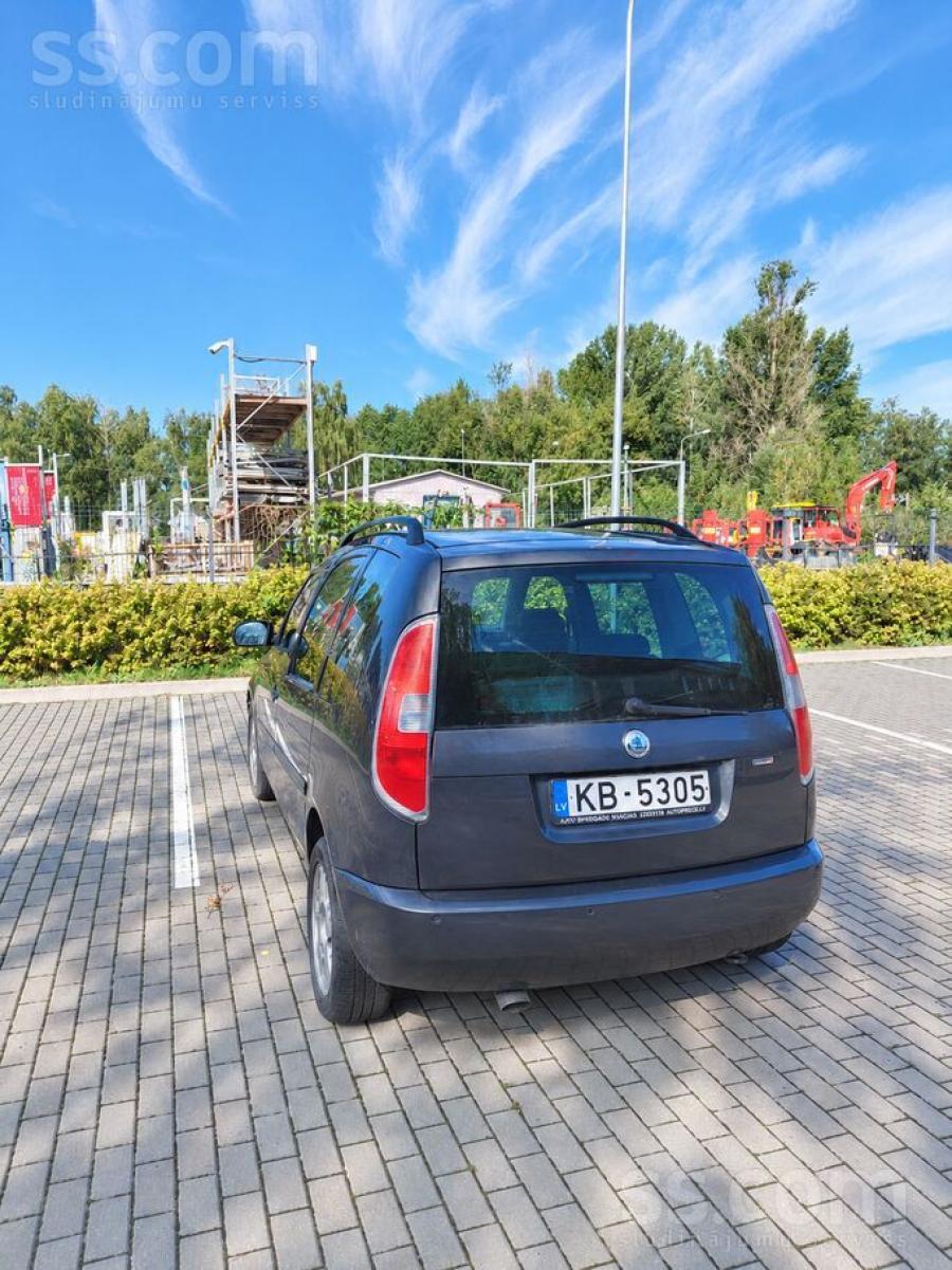 Grey Skoda Roomster 2008 in Riga, with an engine capacity of 1.20 L and mileage of 261 thousand km for 1850 €, photo 3 on AUTOMOTO.COM.LV