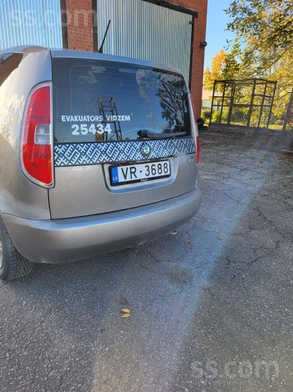 Pelēks Skoda Roomster 2012 Gulbene, ar dzinēja tilpumu 1.60 L un nobraukumu 400 tūkst. km par 2200 €, foto 3 vietnē AUTOMOTO.COM.LV