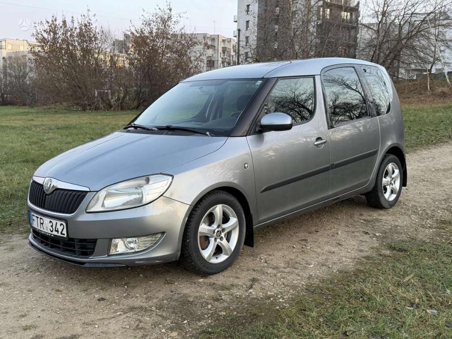 Grey Skoda Roomster 2012 in Vilnius, with an engine capacity of 1.60 L and mileage of 270 thousand km for 1500 €, photo 1 on AUTOMOTO.COM.LV