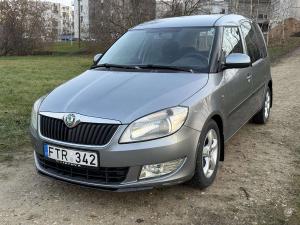 Grey Skoda Roomster 2012 in Vilnius, with an engine capacity of 1.60 L and mileage of 270 thousand km for 1500 €, photo 2 on AUTOMOTO.COM.LV
