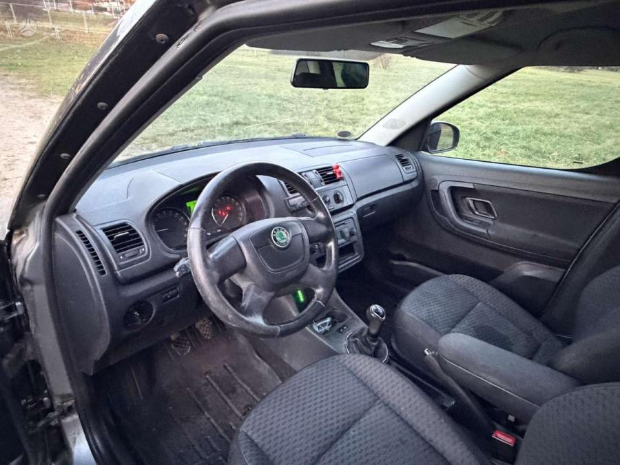 Grey Skoda Roomster 2012 in Vilnius, with an engine capacity of 1.60 L and mileage of 270 thousand km for 1500 €, photo 14 on AUTOMOTO.COM.LV