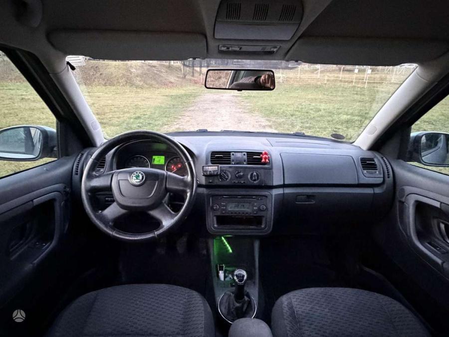 Grey Skoda Roomster 2012 in Vilnius, with an engine capacity of 1.60 L and mileage of 270 thousand km for 1500 €, photo 15 on AUTOMOTO.COM.LV