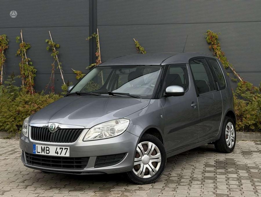 Grey Skoda Roomster 2013 in Vilnius, with an engine capacity of 1.60 L and mileage of 289 thousand km for 2990 €, photo 3 on AUTOMOTO.COM.LV