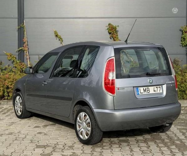 Grey Skoda Roomster 2013 in Vilnius, with an engine capacity of 1.60 L and mileage of 289 thousand km for 2990 €, photo 4 on AUTOMOTO.COM.LV