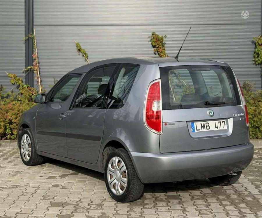 Grey Skoda Roomster 2013 in Vilnius, with an engine capacity of 1.60 L and mileage of 289 thousand km for 2990 €, photo 4 on AUTOMOTO.COM.LV