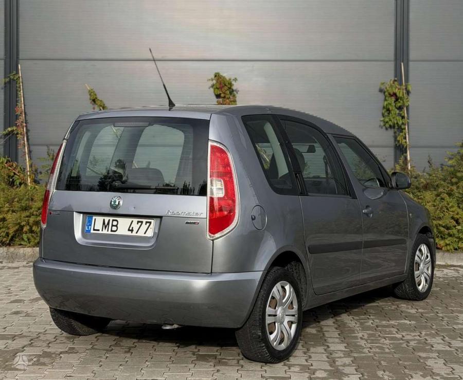 Grey Skoda Roomster 2013 in Vilnius, with an engine capacity of 1.60 L and mileage of 289 thousand km for 2990 €, photo 5 on AUTOMOTO.COM.LV