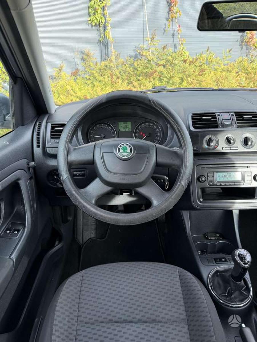 Grey Skoda Roomster 2013 in Vilnius, with an engine capacity of 1.60 L and mileage of 289 thousand km for 2990 €, photo 6 on AUTOMOTO.COM.LV