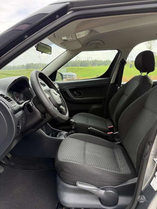 Grey Skoda Roomster 2013 in Vilnius, with an engine capacity of 1.60 L and mileage of 289 thousand km for 2990 €, photo 8 on AUTOMOTO.COM.LV