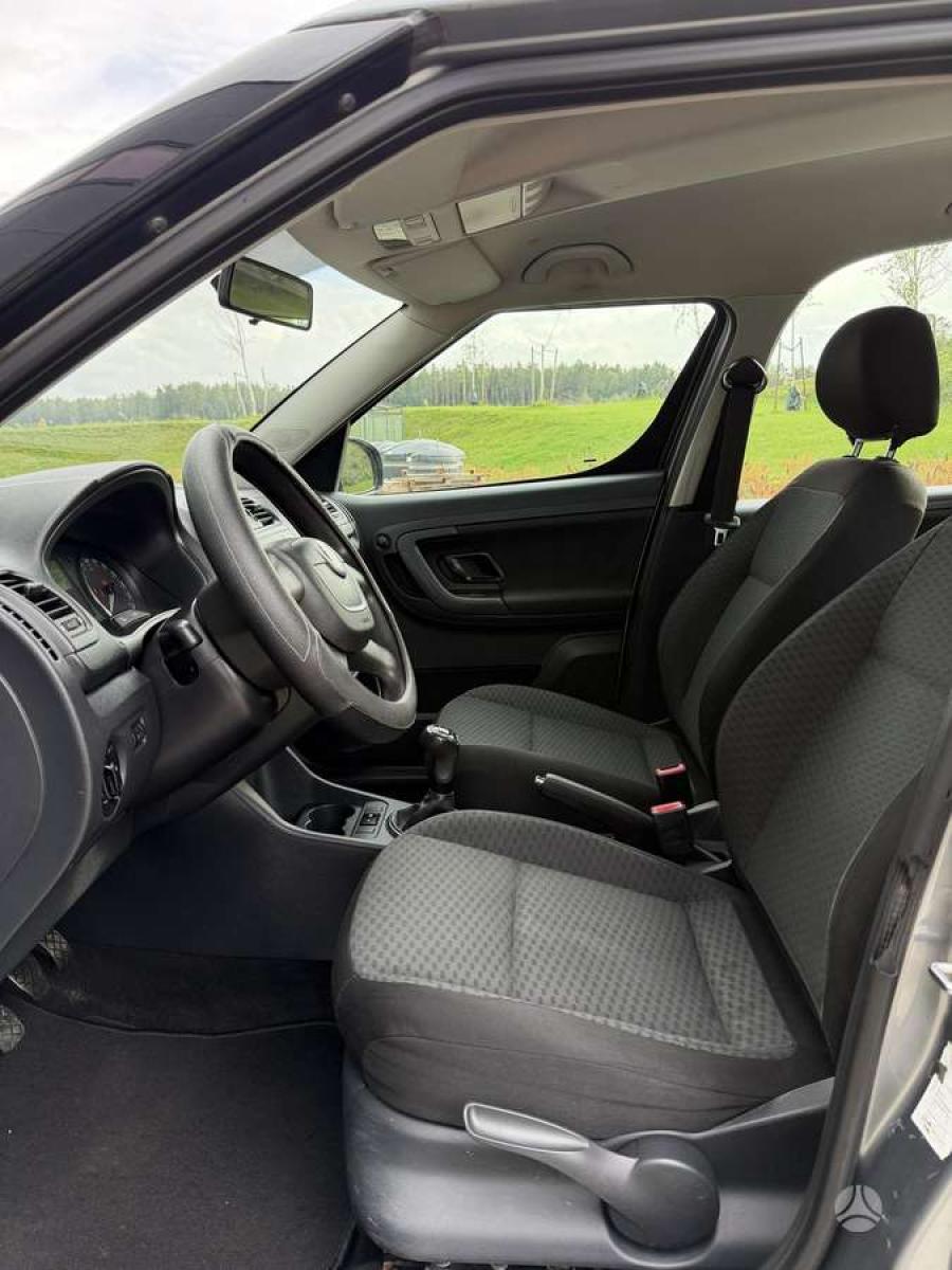 Grey Skoda Roomster 2013 in Vilnius, with an engine capacity of 1.60 L and mileage of 289 thousand km for 2990 €, photo 8 on AUTOMOTO.COM.LV