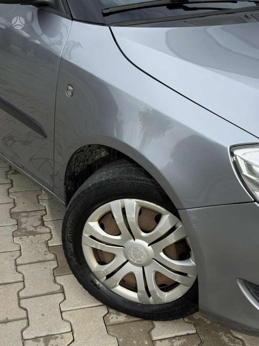 Grey Skoda Roomster 2013 in Vilnius, with an engine capacity of 1.60 L and mileage of 289 thousand km for 2990 €, photo 18 on AUTOMOTO.COM.LV