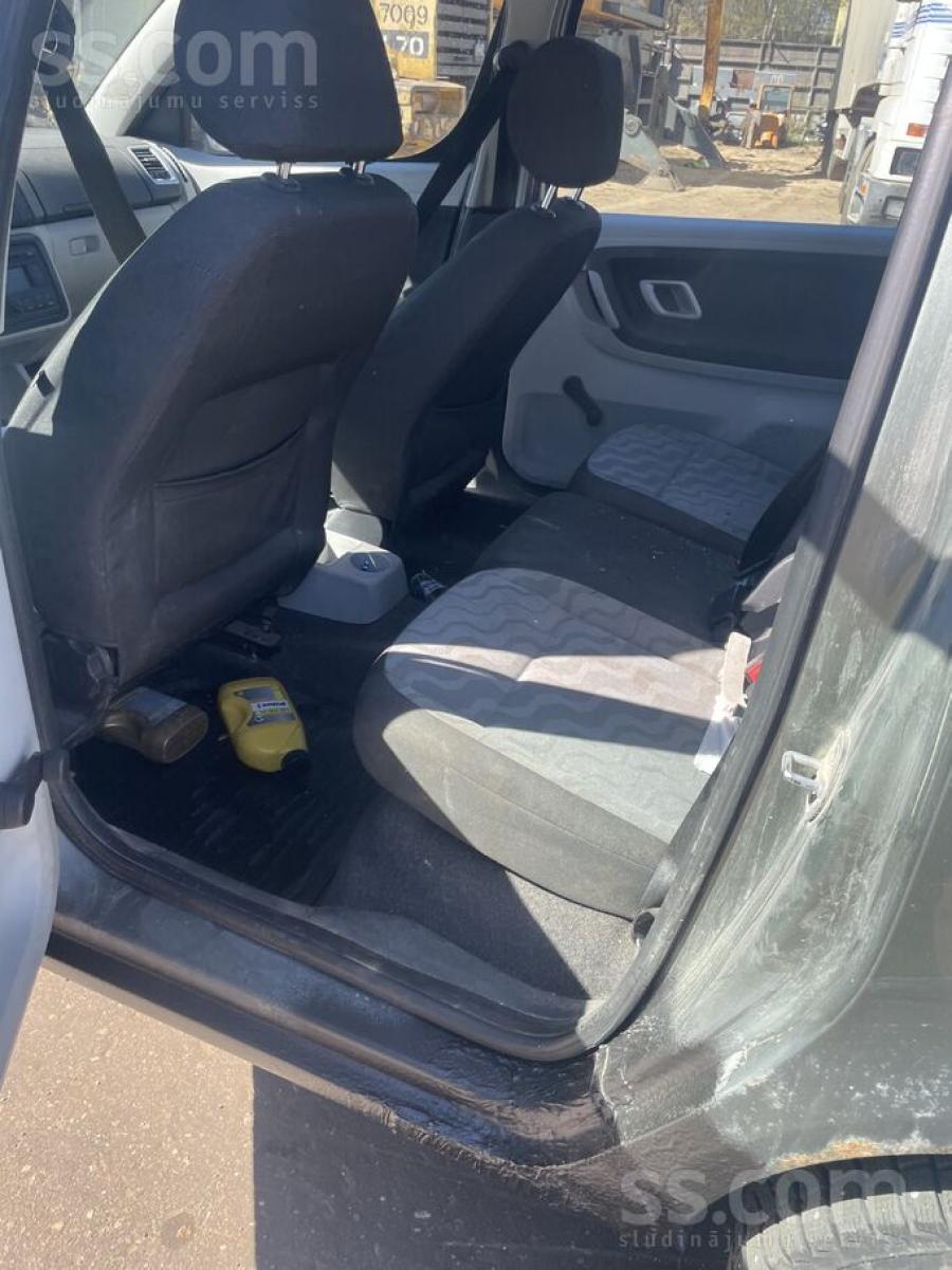 Pelēks Skoda Roomster 2007 Rīga, ar dzinēja tilpumu 1.40 L un nobraukumu 301 tūkst. km par 1100 €, foto 5 vietnē AUTOMOTO.COM.LV
