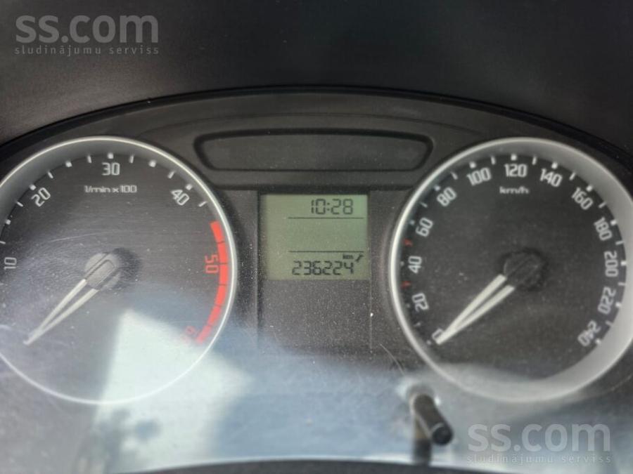 Grey Skoda Roomster 2007 in Riga, with an engine capacity of 1.40 L and mileage of 237 thousand km for 1390 €, photo 8 on AUTOMOTO.COM.LV