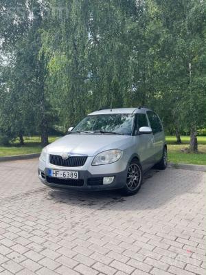 Pelēks Skoda Roomster 2008 Rīga, ar dzinēja tilpumu 1.90 L un nobraukumu 407 tūkst. km par 1690 €, foto  vietnē AUTOMOTO.COM.LV