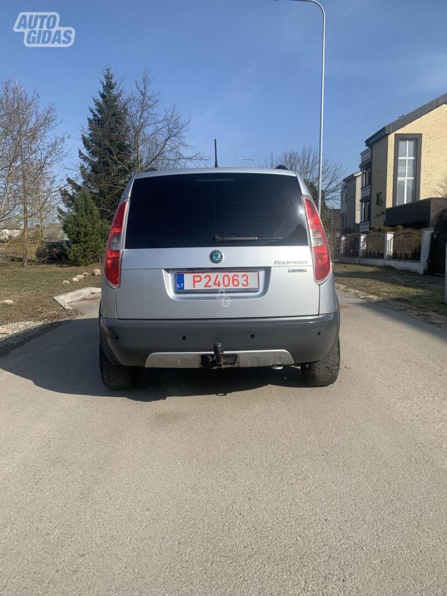 Grey Skoda Roomster 2012 in Siauliai, with an engine capacity of 1.60 L and mileage of 199 thousand km for 2450 €, photo 5 on AUTOMOTO.COM.LV