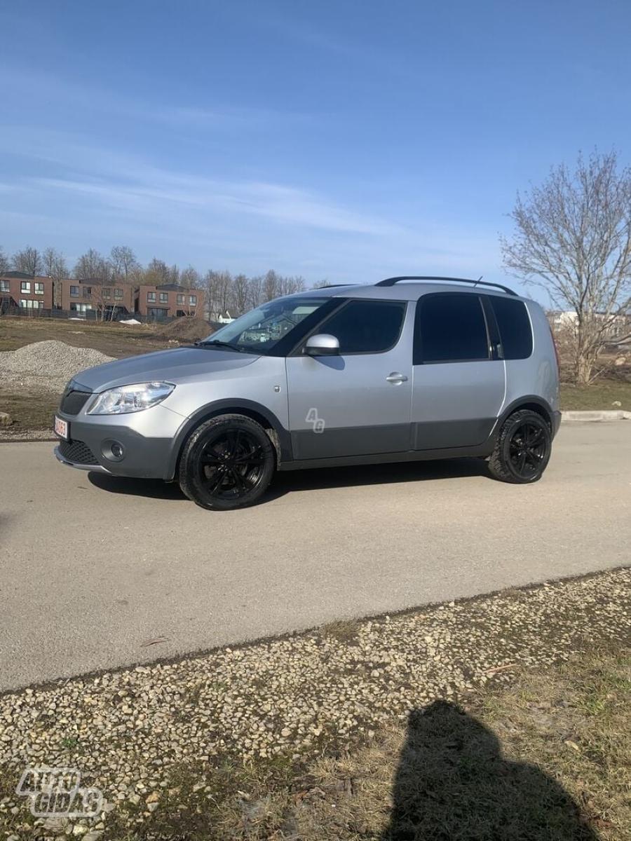 Grey Skoda Roomster 2012 in Siauliai, with an engine capacity of 1.60 L and mileage of 199 thousand km for 2450 €, photo 2 on AUTOMOTO.COM.LV