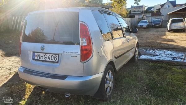 Grey Skoda Roomster 2013 in Kaunas, with an engine capacity of 1.60 L and mileage of 460 thousand km for 3300 €, photo 3 on AUTOMOTO.COM.LV