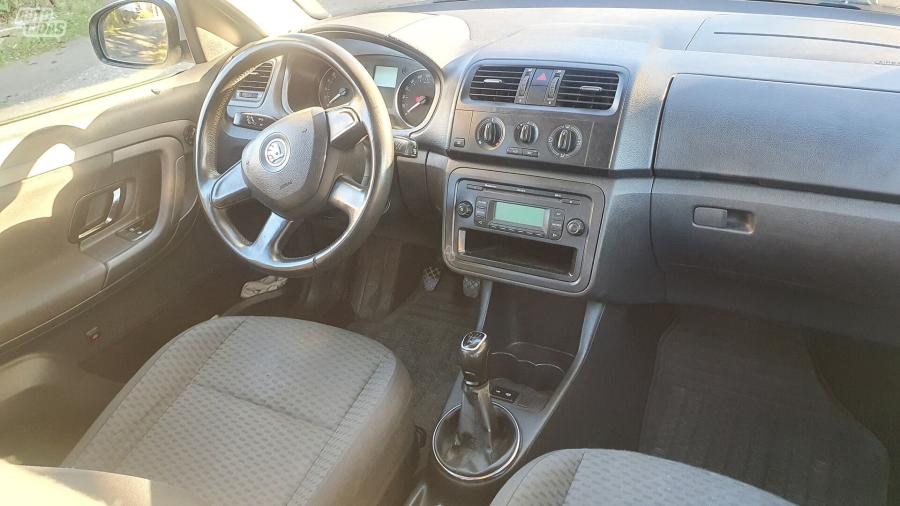 Grey Skoda Roomster 2013 in Kaunas, with an engine capacity of 1.60 L and mileage of 460 thousand km for 3300 €, photo 11 on AUTOMOTO.COM.LV