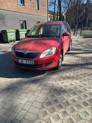 Red Skoda Roomster 2012 in Riga, with an engine capacity of 1.60 L and mileage of 197 thousand km for 2200 €, photo 3 on AUTOMOTO.COM.LV