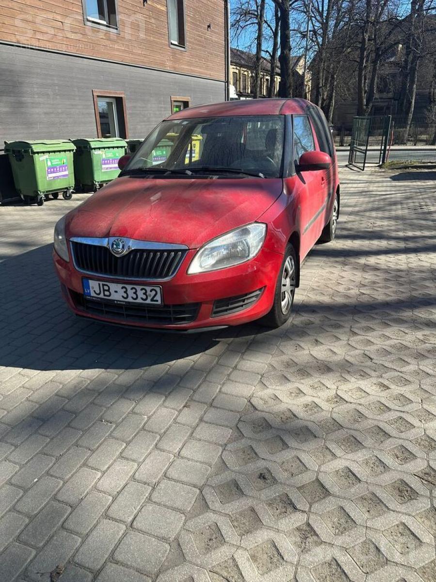 Red Skoda Roomster 2012 in Riga, with an engine capacity of 1.60 L and mileage of 197 thousand km for 2200 €, photo 3 on AUTOMOTO.COM.LV