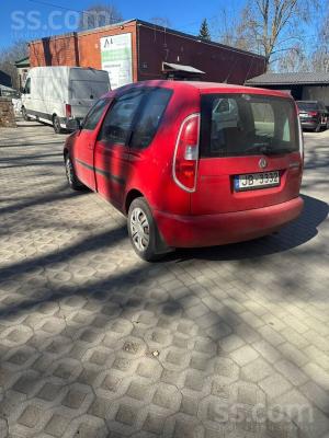 Red Skoda Roomster 2012 in Riga, with an engine capacity of 1.60 L and mileage of 197 thousand km for 2200 €, photo 4 on AUTOMOTO.COM.LV