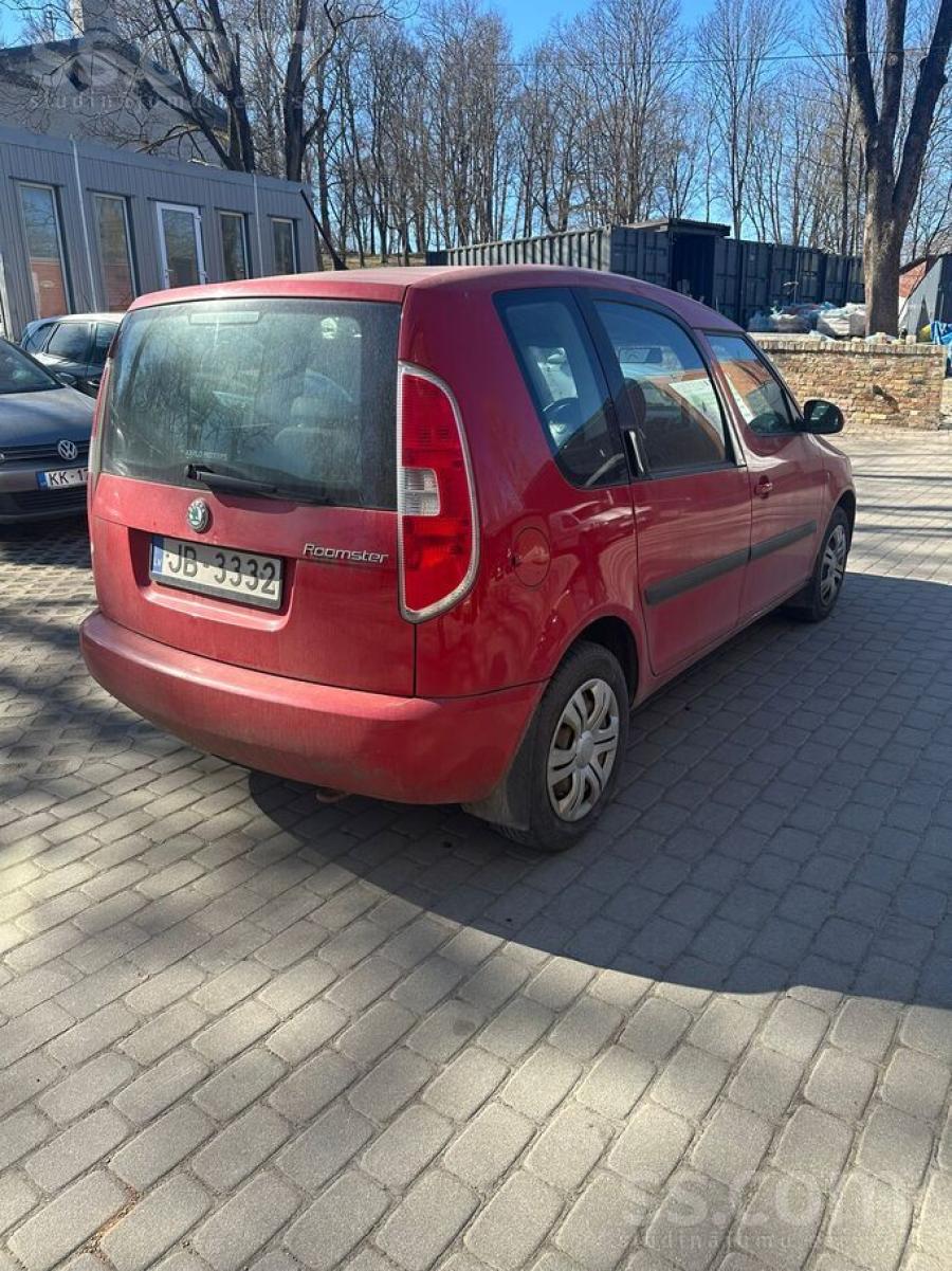 Red Skoda Roomster 2012 in Riga, with an engine capacity of 1.60 L and mileage of 197 thousand km for 2200 €, photo 5 on AUTOMOTO.COM.LV