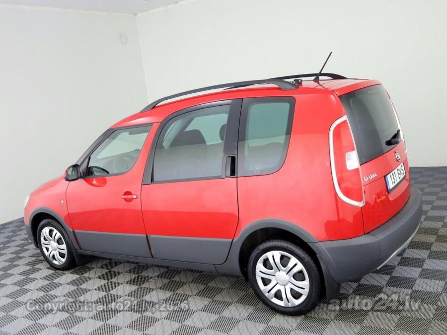 Red Skoda Roomster 2013 in Tallinn, with an engine capacity of 1.20 L and mileage of 204 thousand km for 2699 €, photo 4 on AUTOMOTO.COM.LV