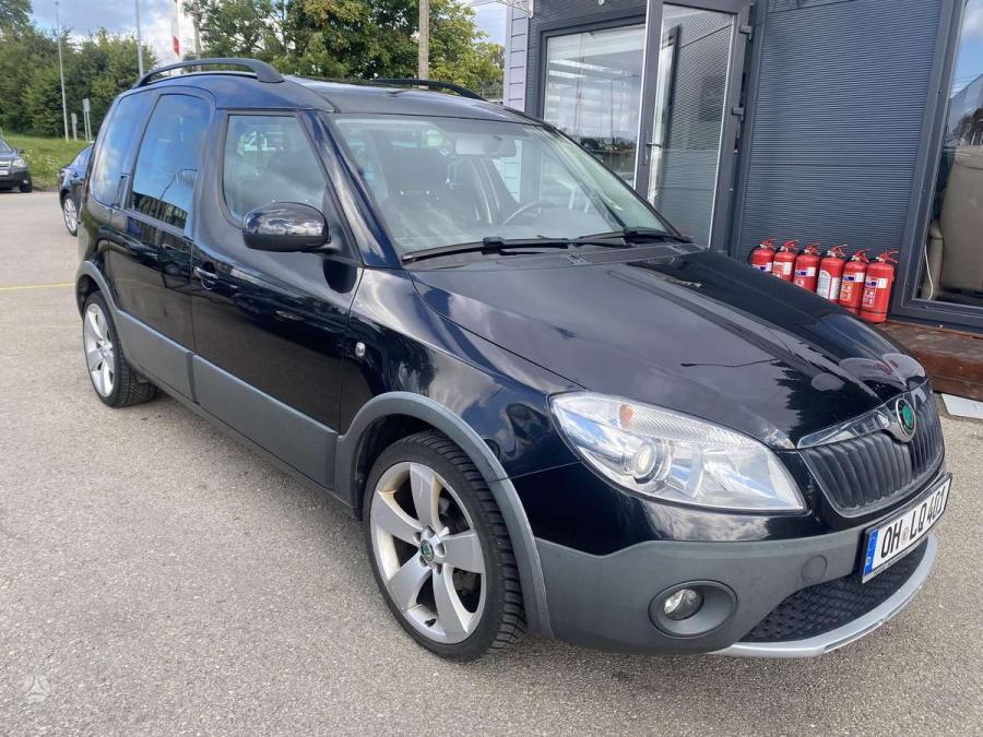 Black Skoda Roomster Scout 2012 in Klaipeda, with an engine capacity of 1.20 L and mileage of 158 thousand km for 3500 €, photo 3 on AUTOMOTO.COM.LV