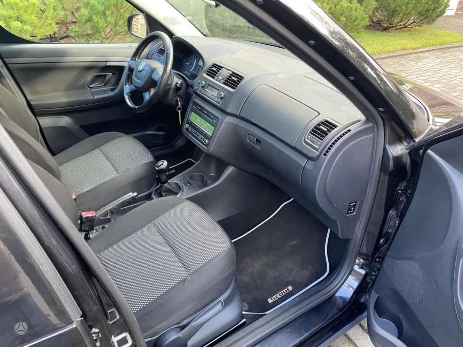 Black Skoda Roomster Scout 2012 in Klaipeda, with an engine capacity of 1.20 L and mileage of 158 thousand km for 3500 €, photo 7 on AUTOMOTO.COM.LV