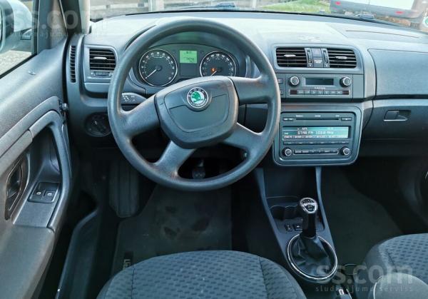 White Skoda Roomster 2010 in Liepaja, with an engine capacity of 1.60 L and mileage of 150 thousand km for 4350 €, photo 2 on AUTOMOTO.COM.LV