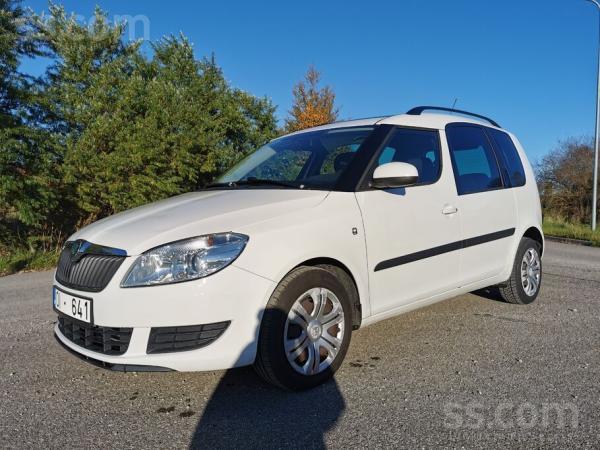 White Skoda Roomster 2010 in Liepaja, with an engine capacity of 1.60 L and mileage of 150 thousand km for 4350 €, photo 3 on AUTOMOTO.COM.LV