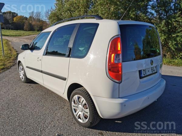 White Skoda Roomster 2010 in Liepaja, with an engine capacity of 1.60 L and mileage of 150 thousand km for 4350 €, photo 4 on AUTOMOTO.COM.LV