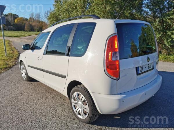 White Skoda Roomster 2010 in Liepaja, with an engine capacity of 1.60 L and mileage of 150 thousand km for 4350 €, photo 5 on AUTOMOTO.COM.LV