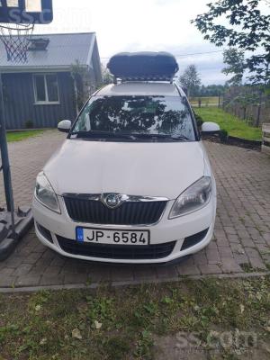 White Skoda Roomster 2010 in Valmiera, with an engine capacity of 1.60 L and mileage of 345 thousand km for 1600 €, photo  on AUTOMOTO.COM.LV