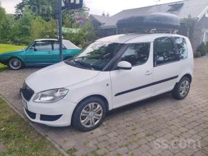 White Skoda Roomster 2010 in Valmiera, with an engine capacity of 1.60 L and mileage of 345 thousand km for 1600 €, photo 3 on AUTOMOTO.COM.LV