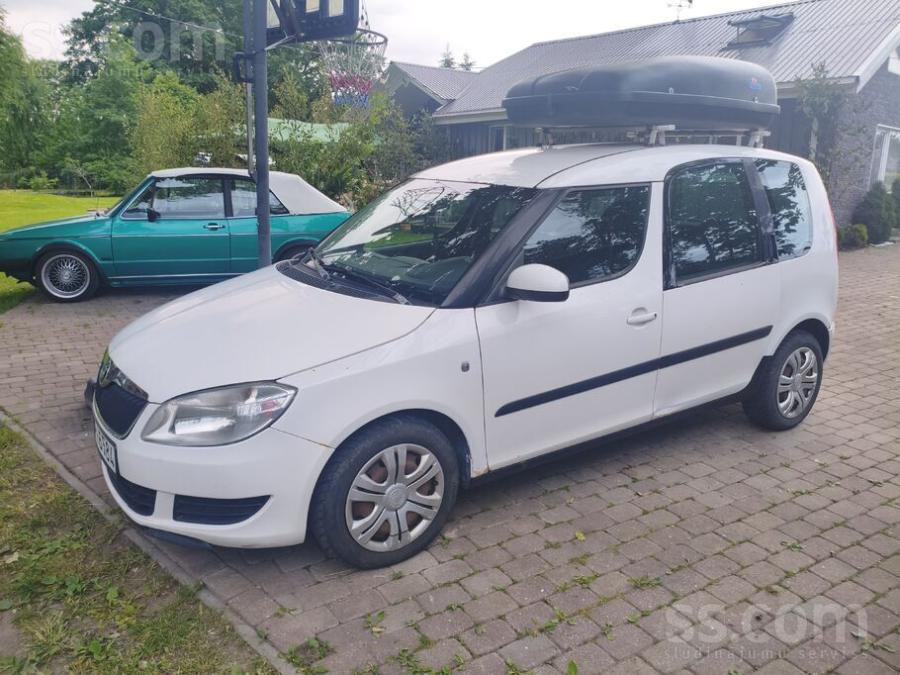 White Skoda Roomster 2010 in Valmiera, with an engine capacity of 1.60 L and mileage of 345 thousand km for 1600 €, photo 3 on AUTOMOTO.COM.LV