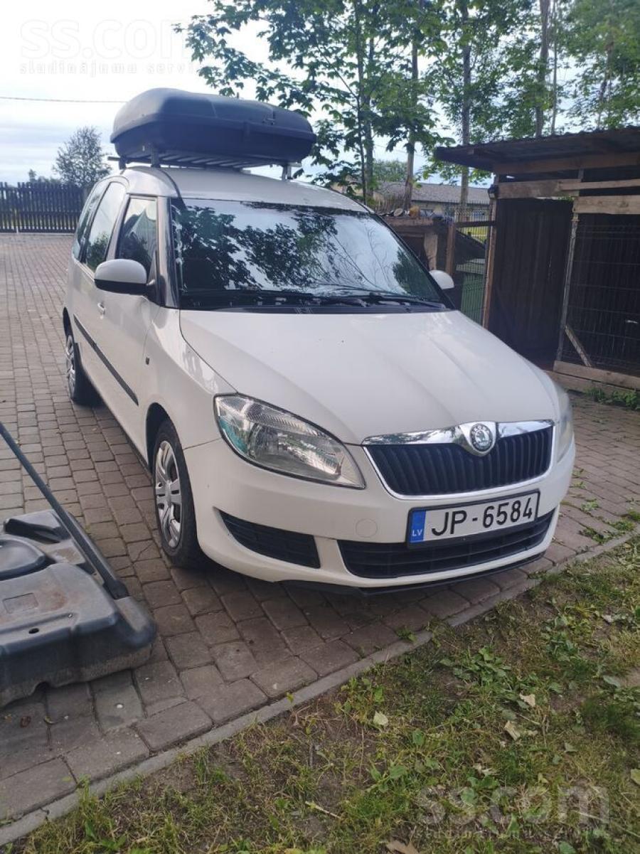 White Skoda Roomster 2010 in Valmiera, with an engine capacity of 1.60 L and mileage of 345 thousand km for 1600 €, photo 4 on AUTOMOTO.COM.LV