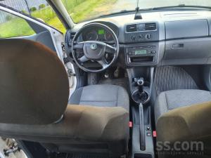 White Skoda Roomster 2010 in Valmiera, with an engine capacity of 1.60 L and mileage of 345 thousand km for 1600 €, photo 5 on AUTOMOTO.COM.LV