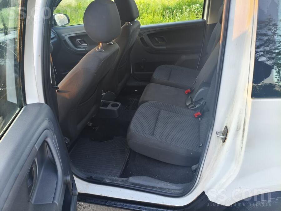 White Skoda Roomster 2010 in Valmiera, with an engine capacity of 1.60 L and mileage of 345 thousand km for 1600 €, photo 6 on AUTOMOTO.COM.LV