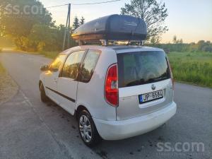 White Skoda Roomster 2010 in Valmiera, with an engine capacity of 1.60 L and mileage of 345 thousand km for 1600 €, photo 7 on AUTOMOTO.COM.LV