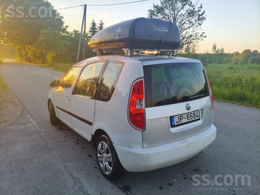 White Skoda Roomster 2010 in Valmiera, with an engine capacity of 1.60 L and mileage of 345 thousand km for 1600 €, photo 7 on AUTOMOTO.COM.LV